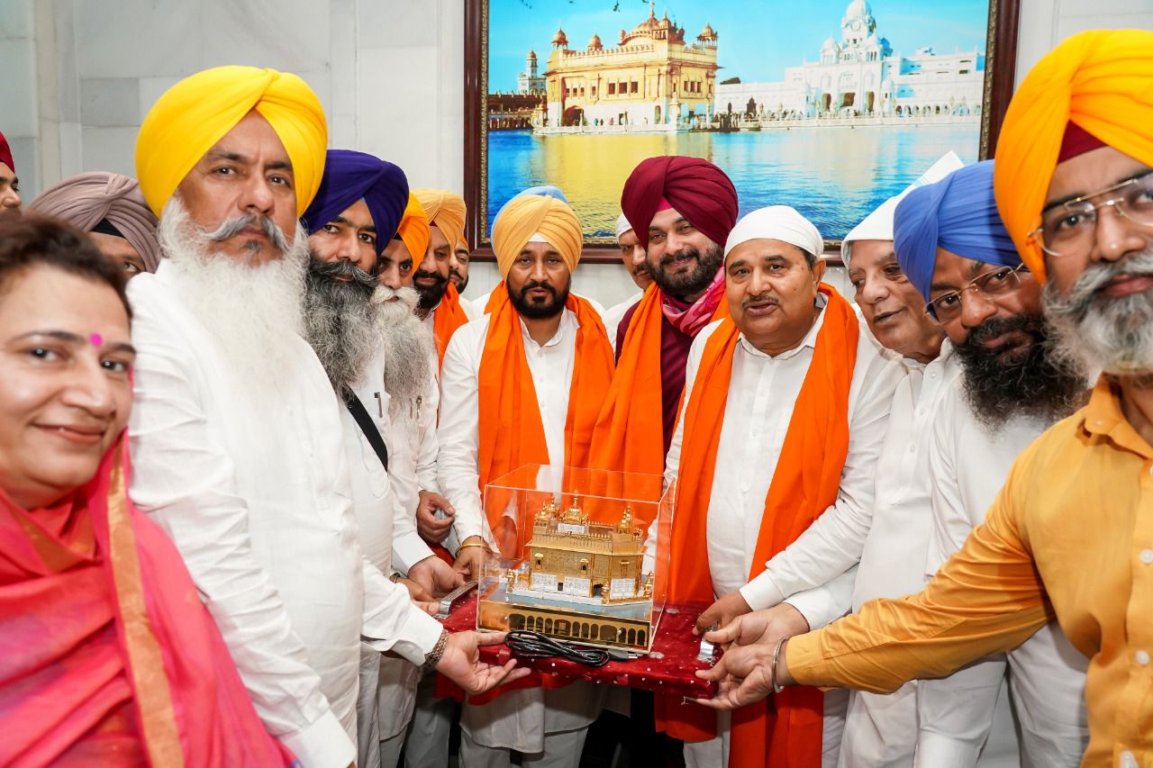 PUNJAB CM PAYS OBEISANCE AT SRI DARBAR SAHIB, SHRI DURGIANA MANDIR AND BHAGWAN VALMIKI TIRATH ...